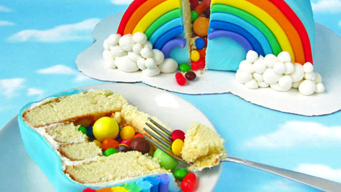 12 Clever Surprise Pinata Cakes - Smart Party Ideas
